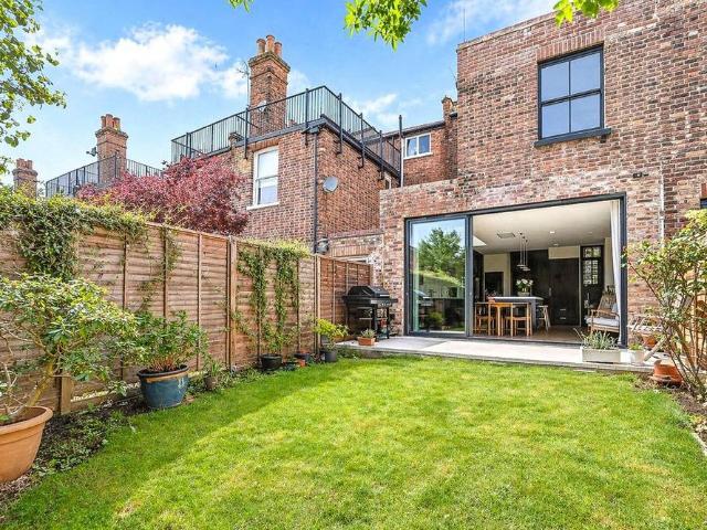 4 bedroom terraced house to rent