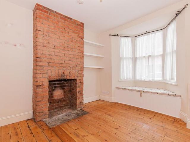 4 bedroom terraced house to rent
