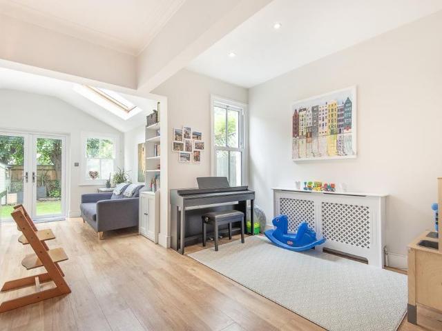 4 bedroom terraced house to rent
