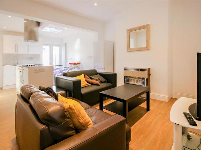4 bedroom terraced house to rent