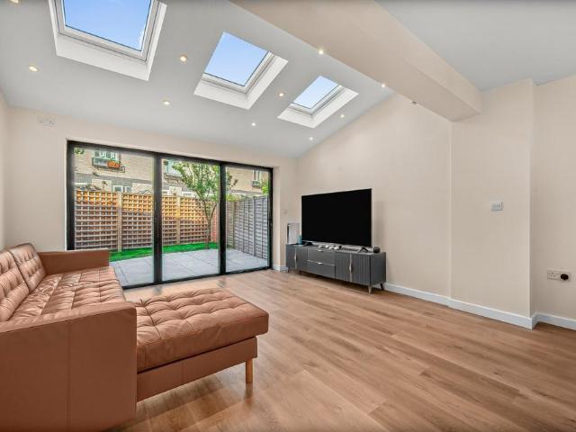 4 bedroom terraced house to rent