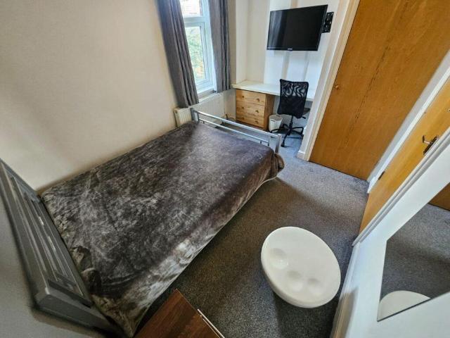 4 bedroom terraced house to rent