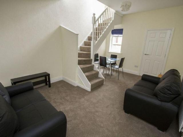 4 bedroom terraced house to rent