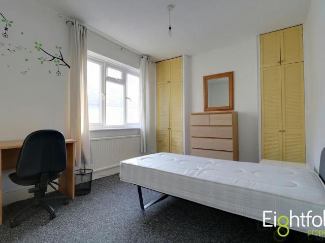 4 bedroom terraced house to rent