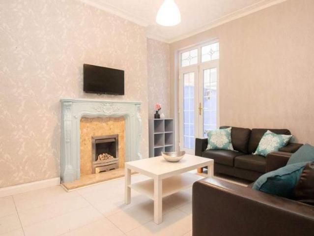4 bedroom terraced house to rent