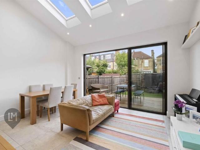 4 bedroom terraced house to rent