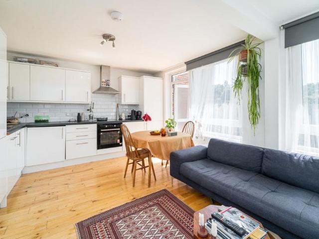 4 bedroom terraced house to rent