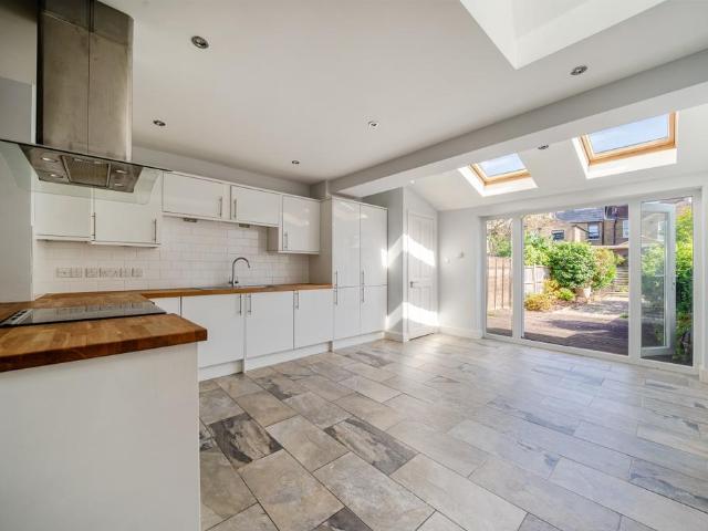 4 bedroom terraced house to rent