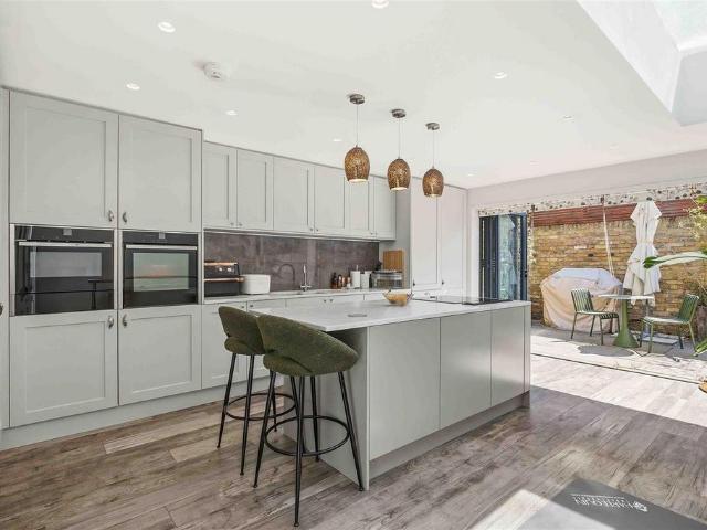 4 bedroom terraced house to rent