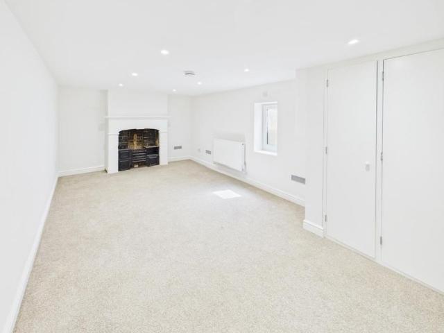 4 bedroom terraced house to rent