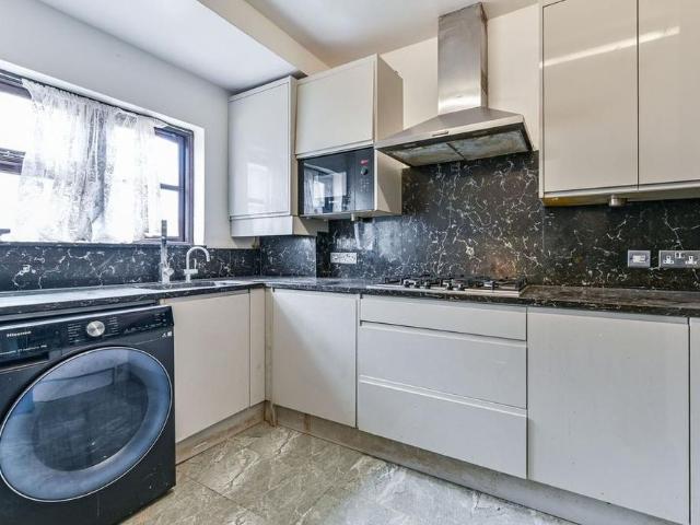 4 bedroom terraced house to rent