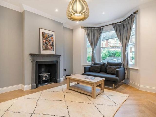 4 bedroom terraced house to rent