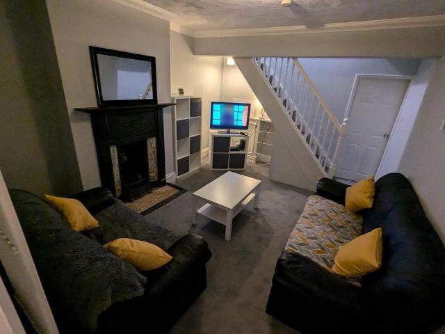 4 bedroom terraced house to rent