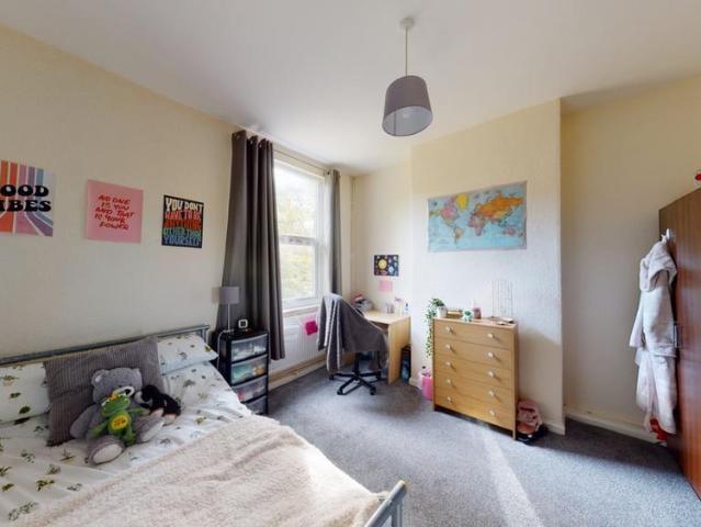 4 bedroom terraced house to rent
