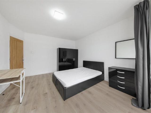 4 bedroom terraced house to rent