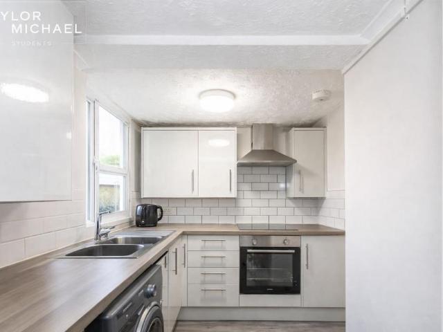 4 bedroom terraced house to rent