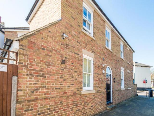 4 bedroom terraced house to rent