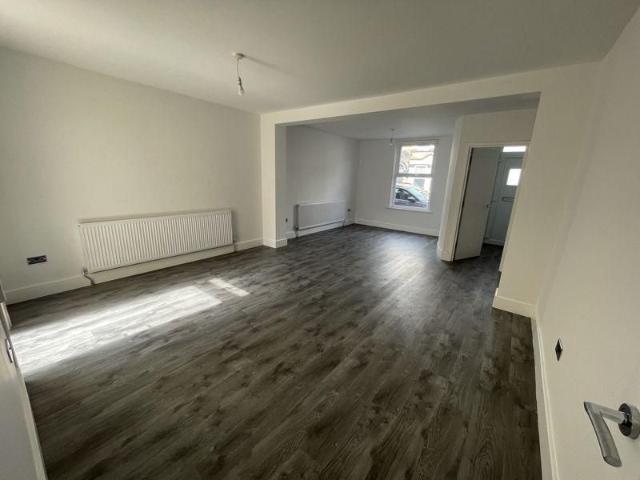 4 bedroom terraced house to rent