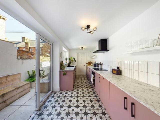 4 bedroom terraced house to rent