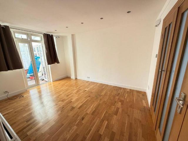 4 bedroom terraced house to rent