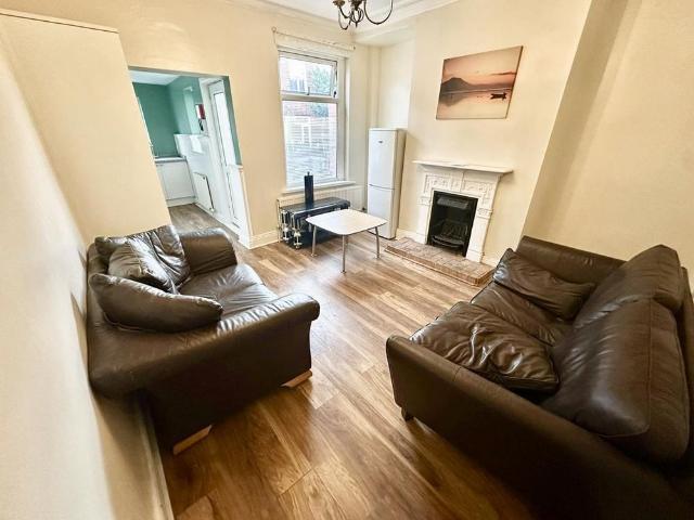 4 bedroom terraced house to rent