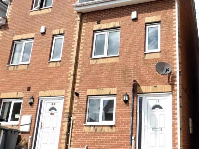 4 bedroom terraced house to rent