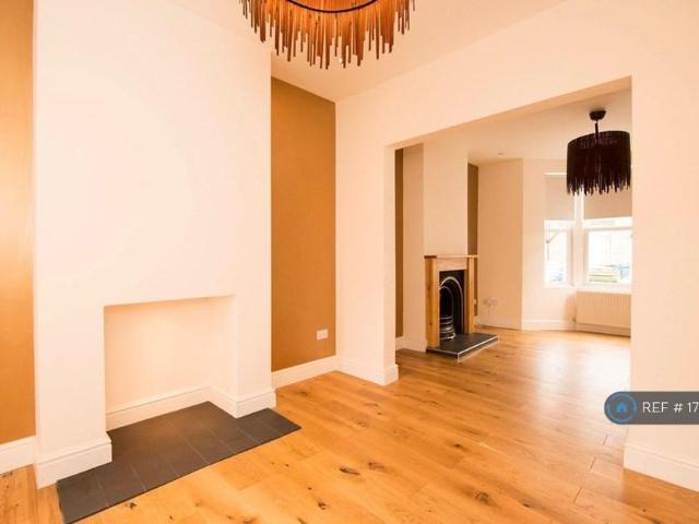4 bedroom terraced house to rent
