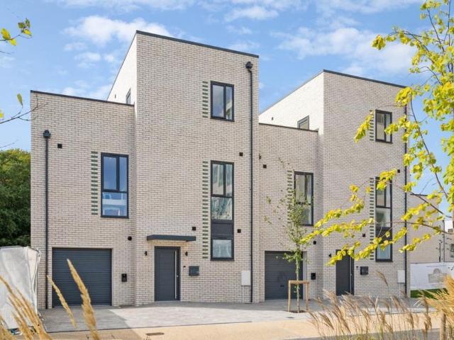 4 bedroom terraced house to rent