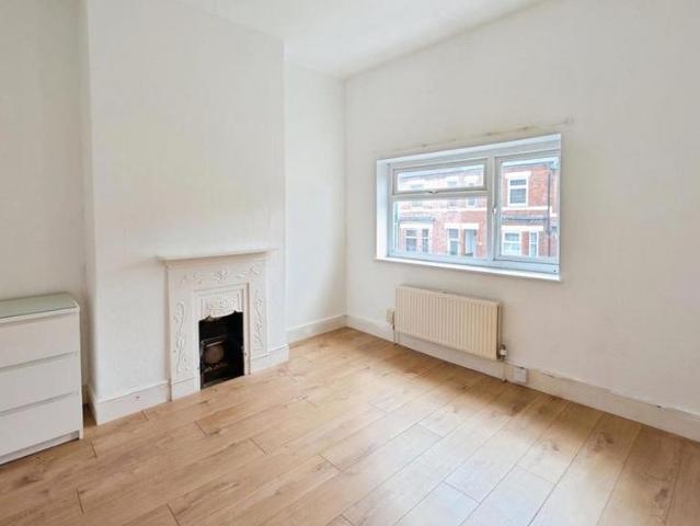 4 bedroom terraced house to rent