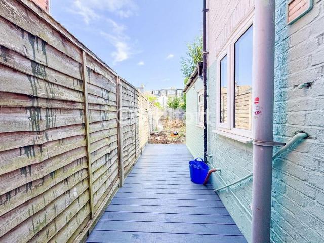 4 bedroom terraced house to rent