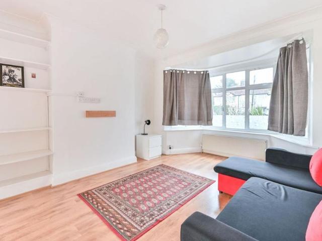 4 bedroom terraced house to rent