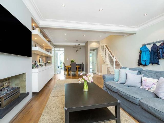 4 bedroom terraced house to rent