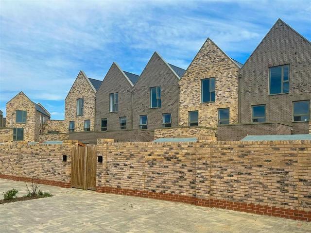 4 bedroom terraced house to rent