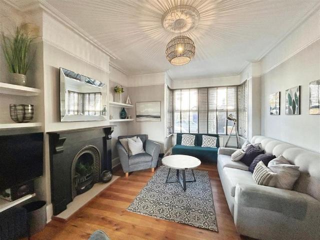 4 bedroom terraced house to rent