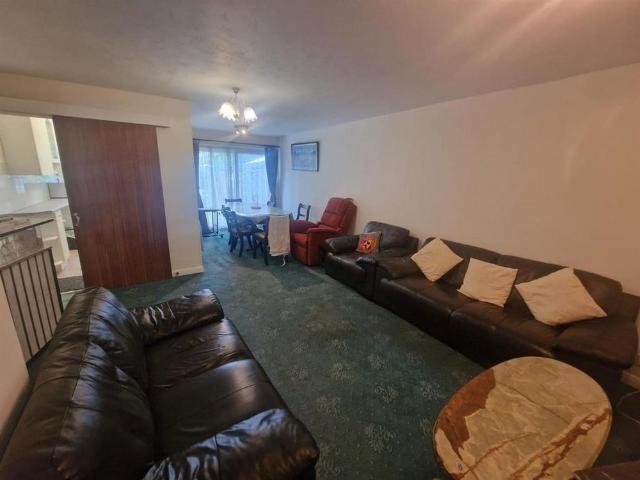 4 bedroom terraced house to rent
