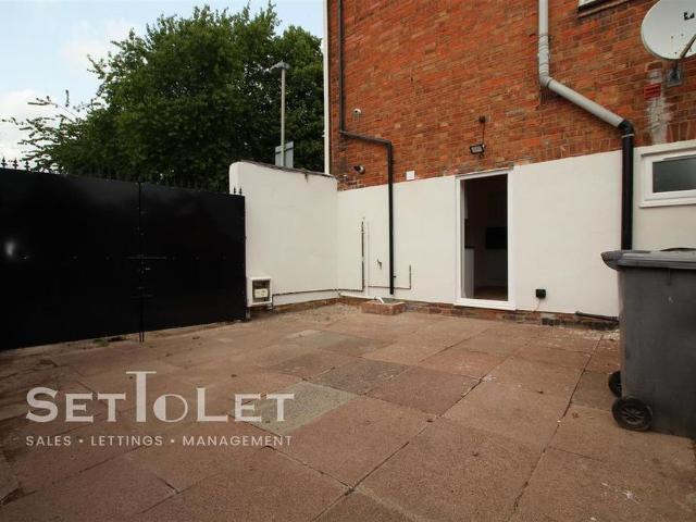 4 bedroom terraced house to rent