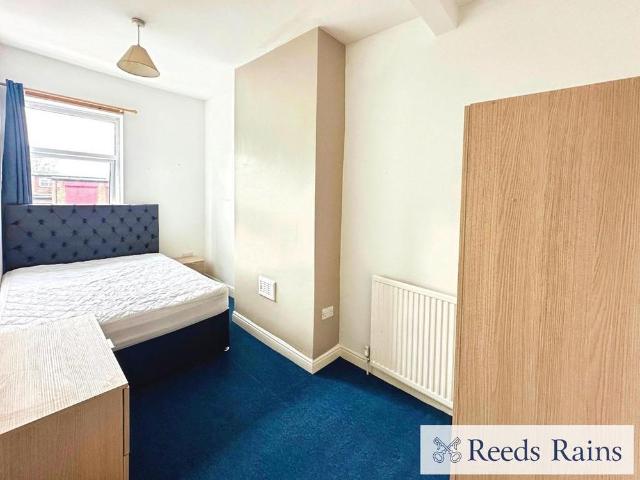 4 bedroom terraced house to rent