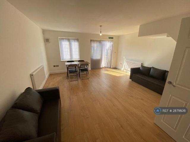 4 bedroom terraced house to rent