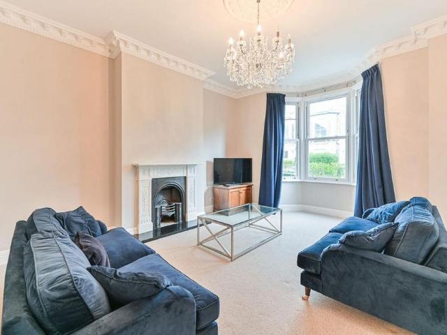 4 bedroom terraced house to rent