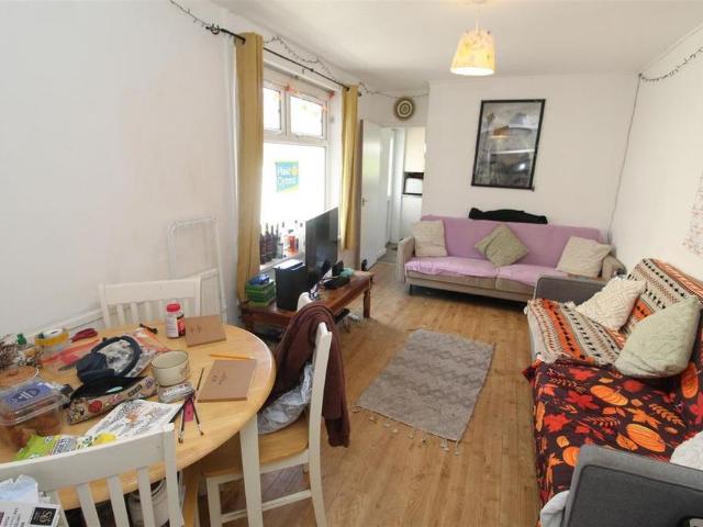 4 bedroom terraced house to rent