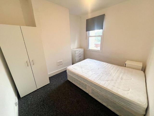 4 bedroom terraced house to rent