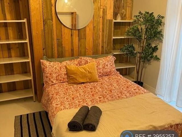 4 bedroom terraced house to rent