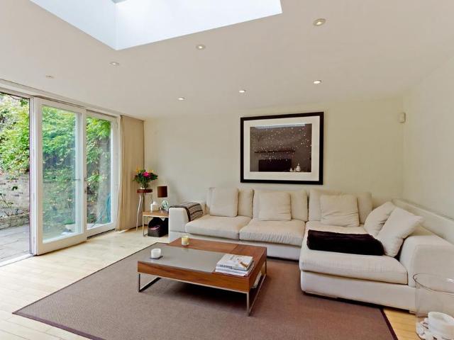 4 bedroom terraced house to rent