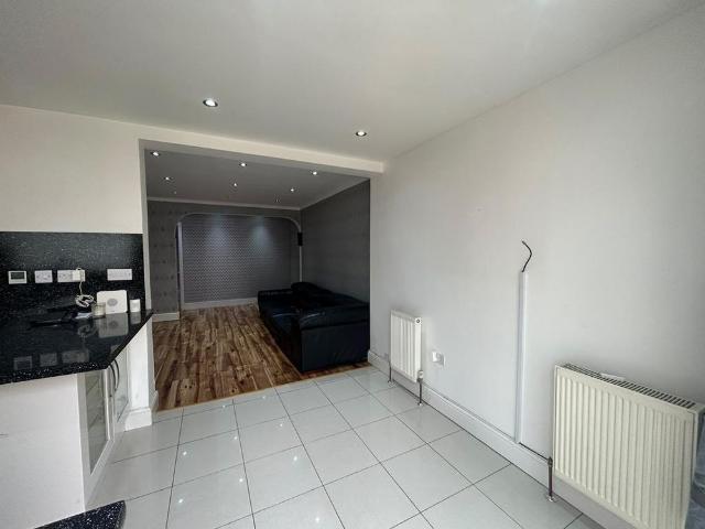 4 bedroom terraced house to rent
