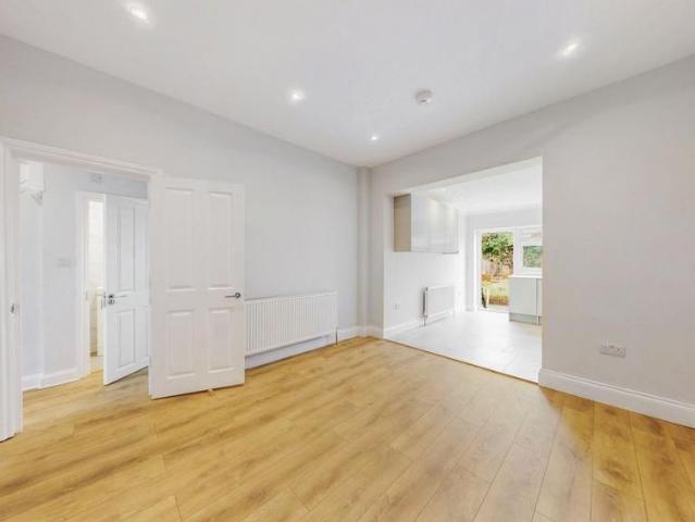 4 bedroom terraced house to rent