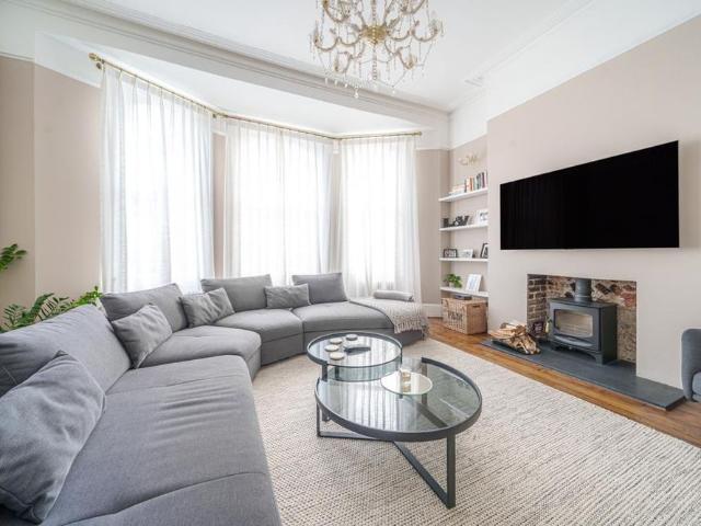 4 bedroom terraced house to rent