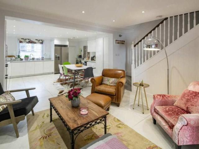 4 bedroom terraced house to rent