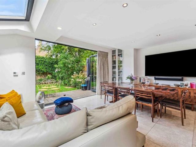 4 bedroom terraced house to rent
