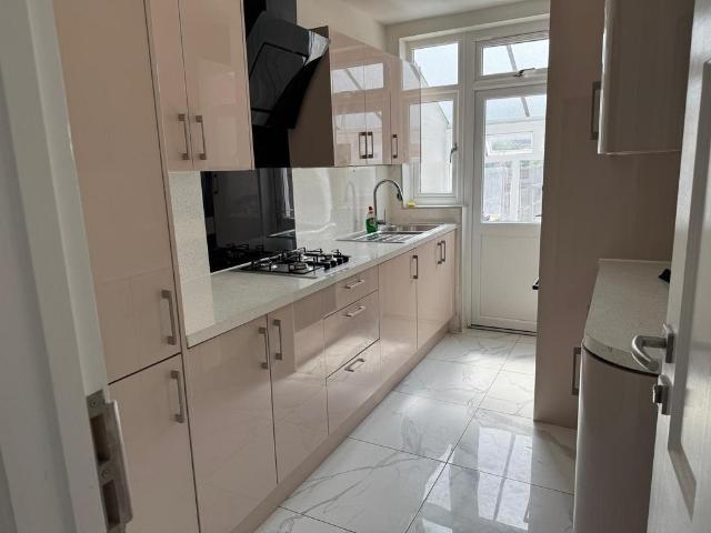 4 bedroom terraced house to rent