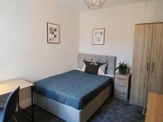 4 bedroom terraced house to rent